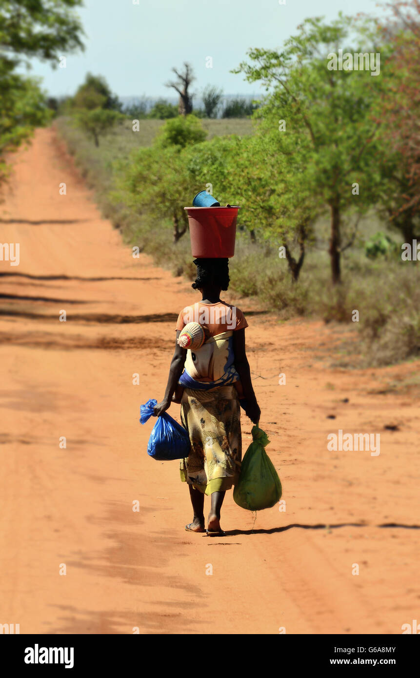 Carrying bucket on head hi-res stock photography and images - Alamy