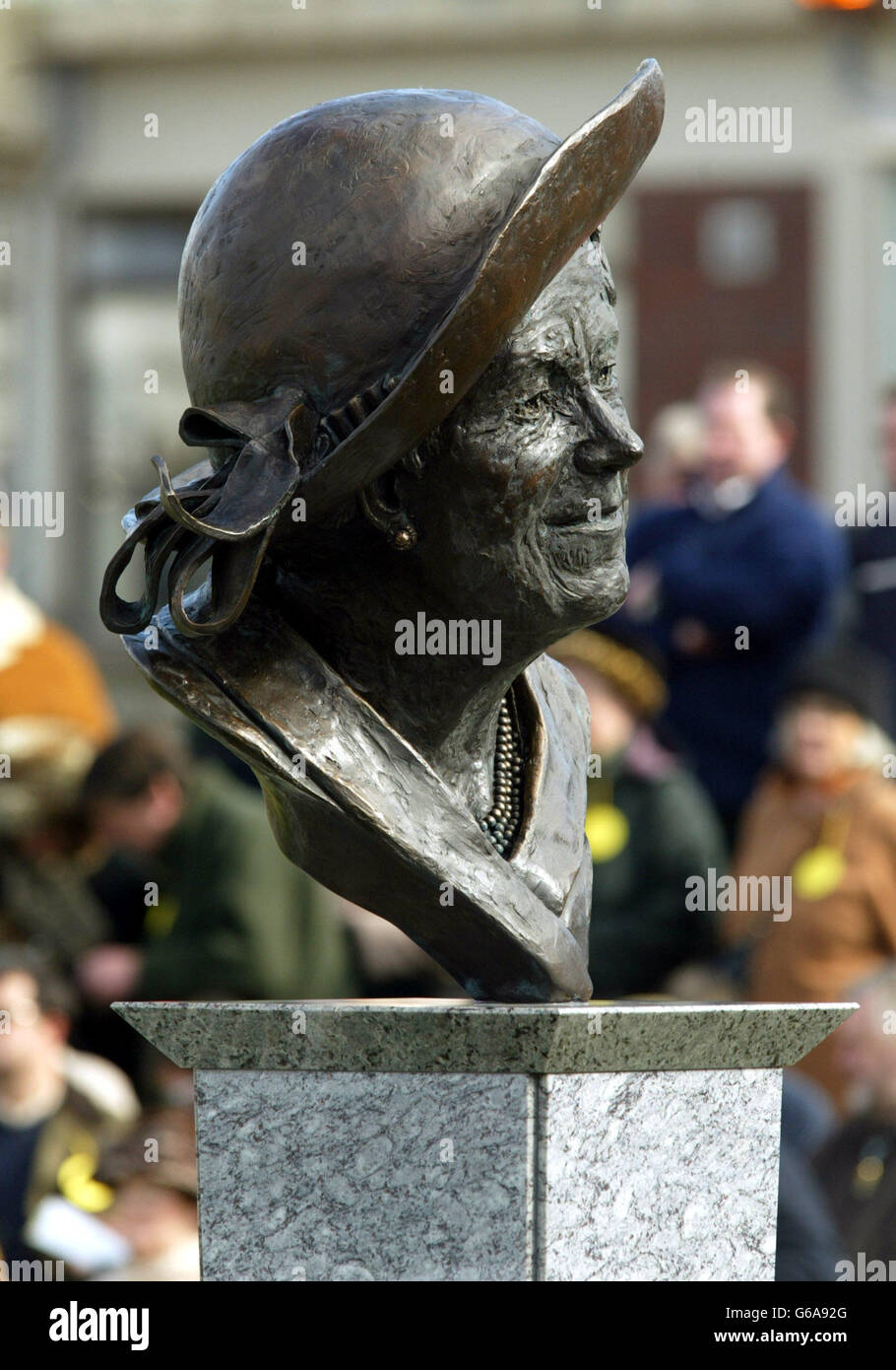 Cheltenham festival queen mother statue hi-res stock photography and ...