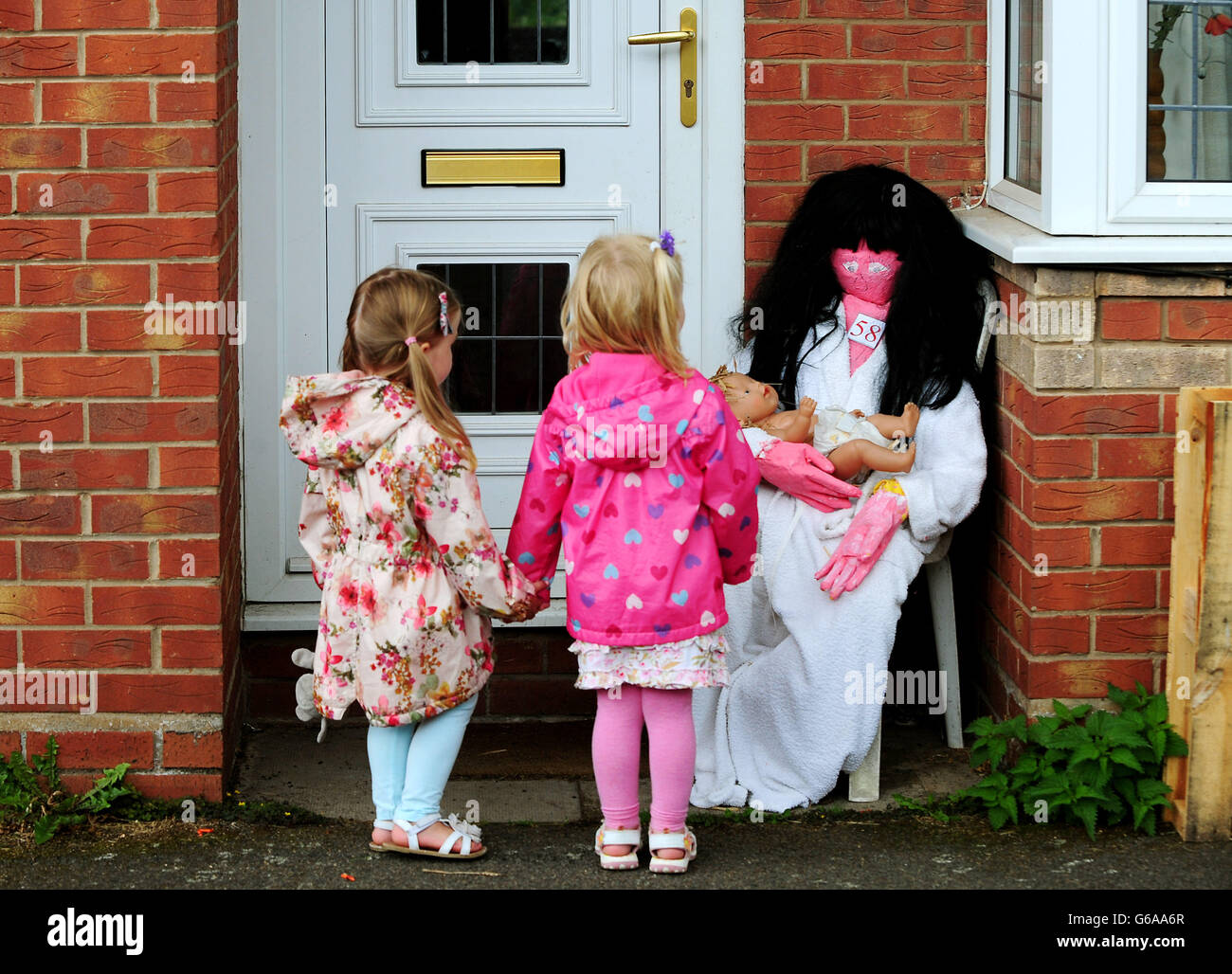 Frankie hicken isla look at heir to the crown hi-res stock photography ...