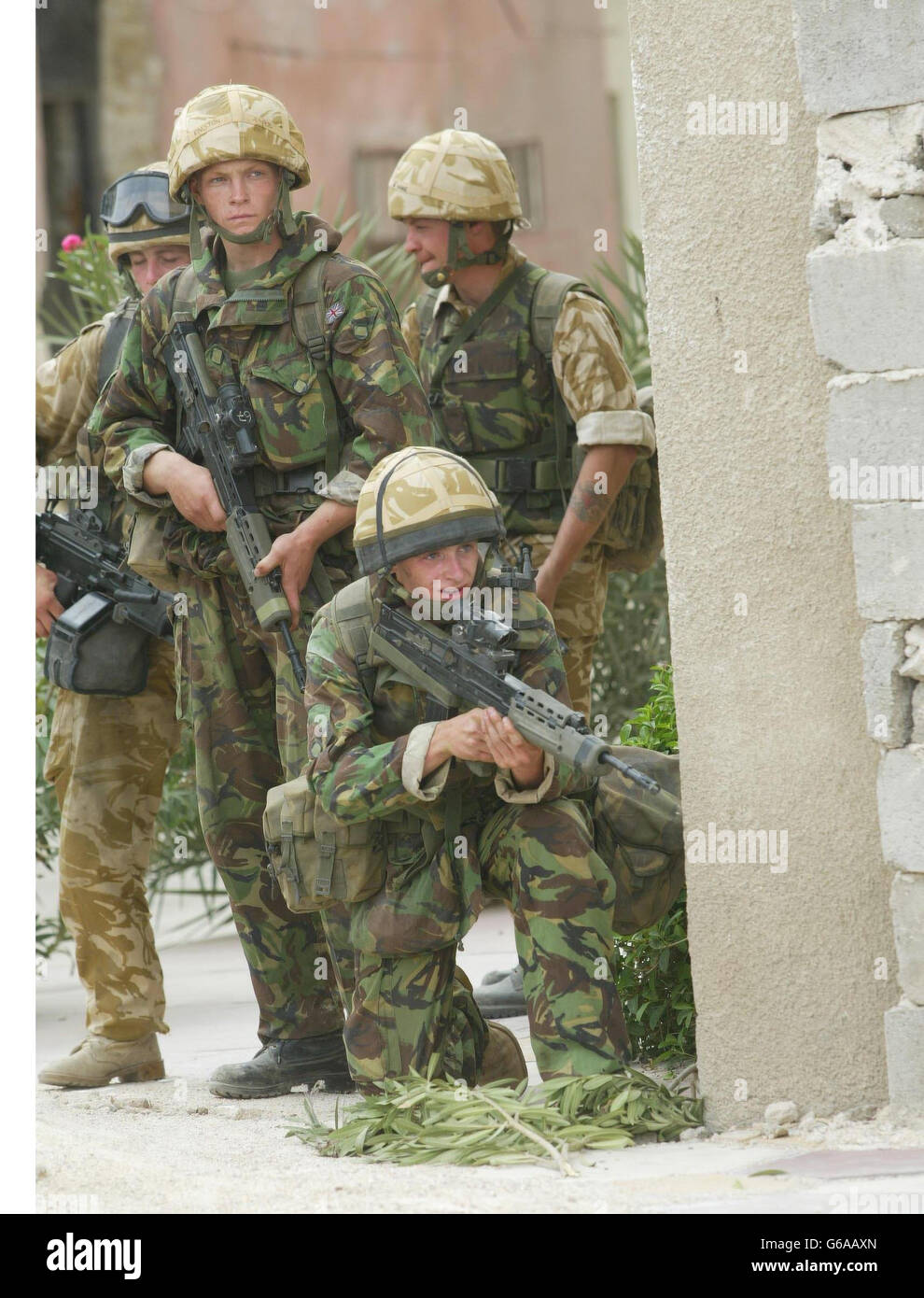 Looting soldiers hi-res stock photography and images - Alamy
