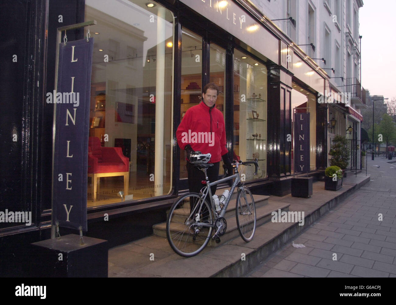 Paris charity shop hi-res stock photography and images - Alamy