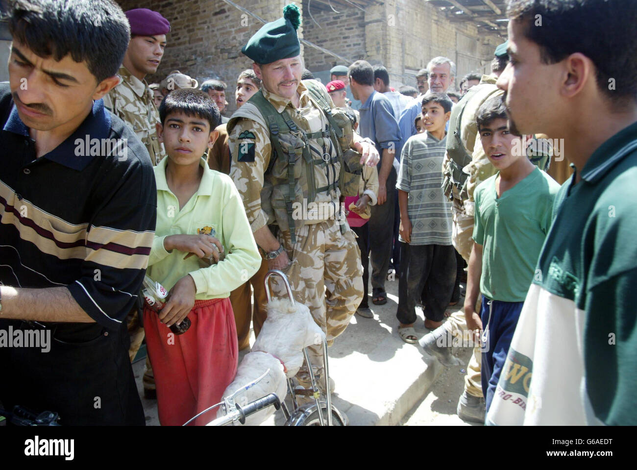 Col. Tim Collins, Commander of the 1st Battalion Royal Irish Regiment ...