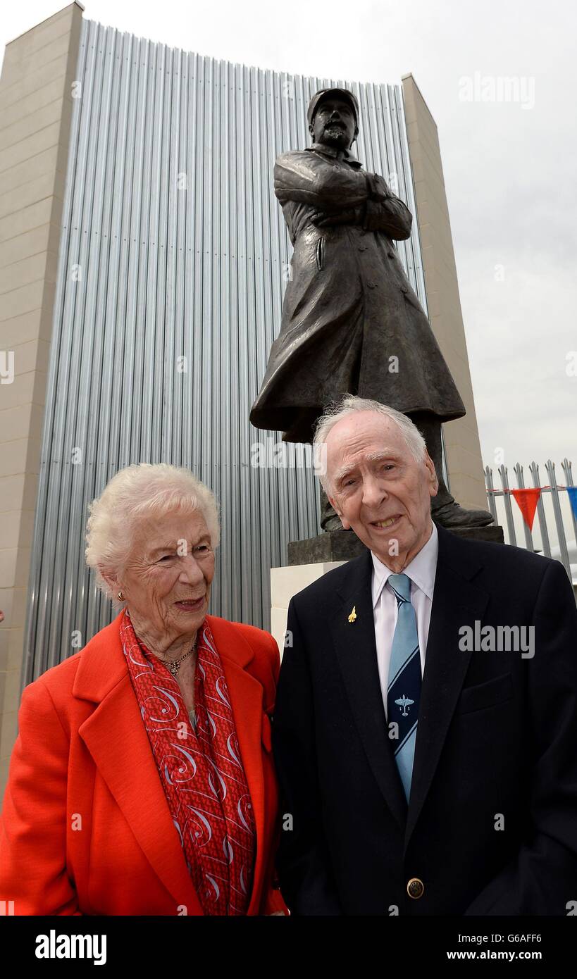 Samuel Cody statue unveiled Stock Photo - Alamy