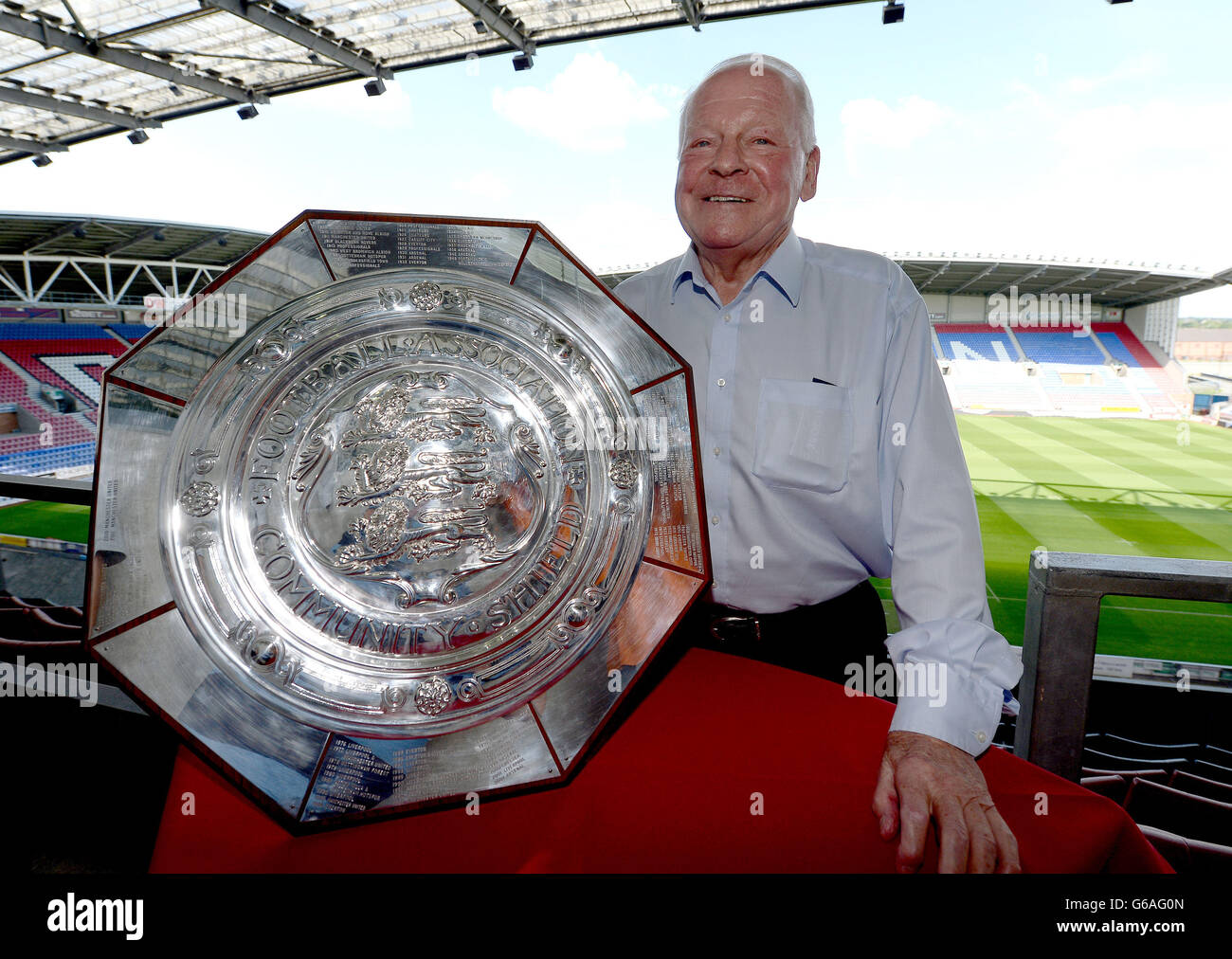 Soccer charity shield hi-res stock photography and images - Alamy