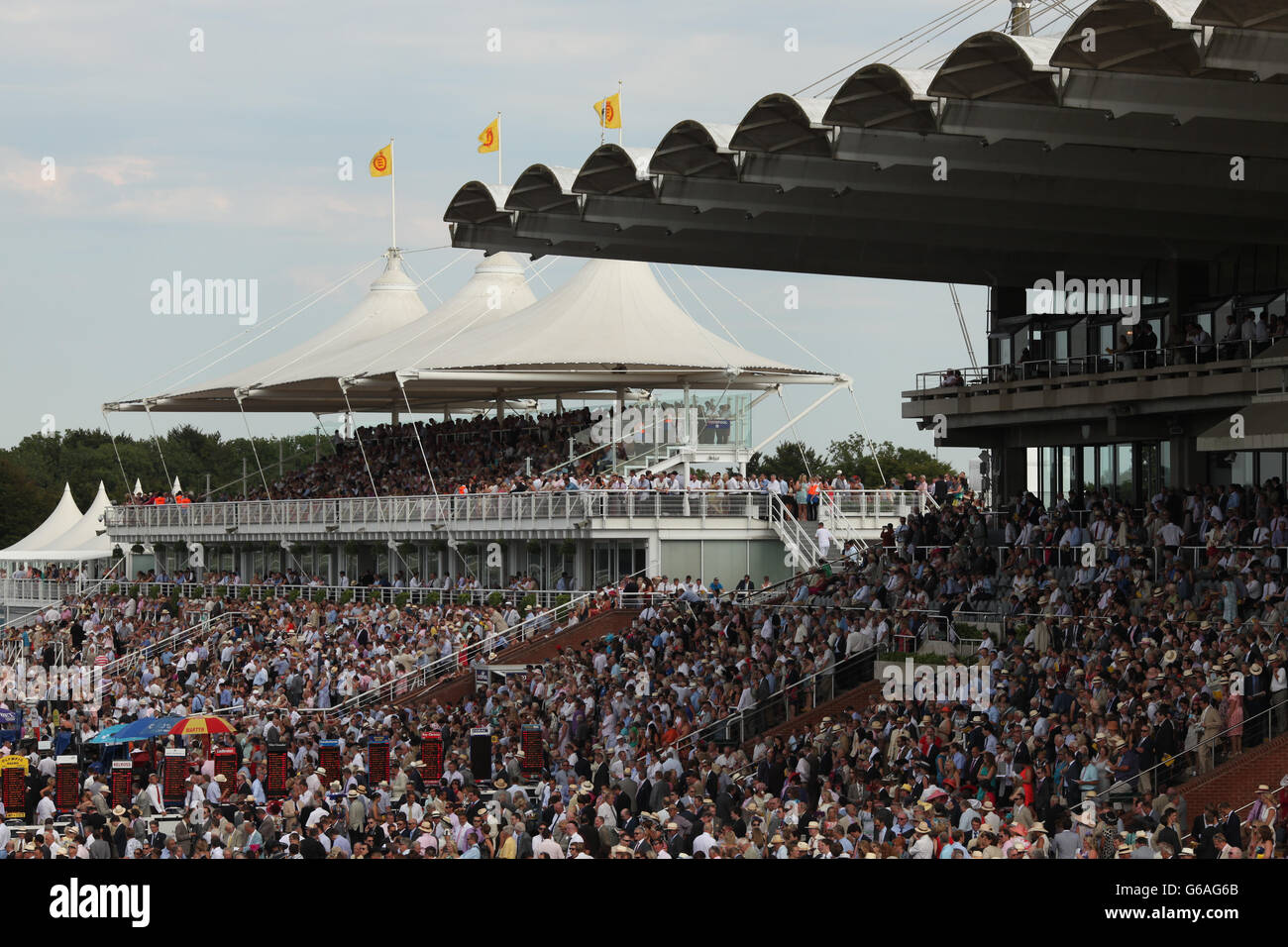 Goodwood racecourse stands hi-res stock photography and images - Alamy
