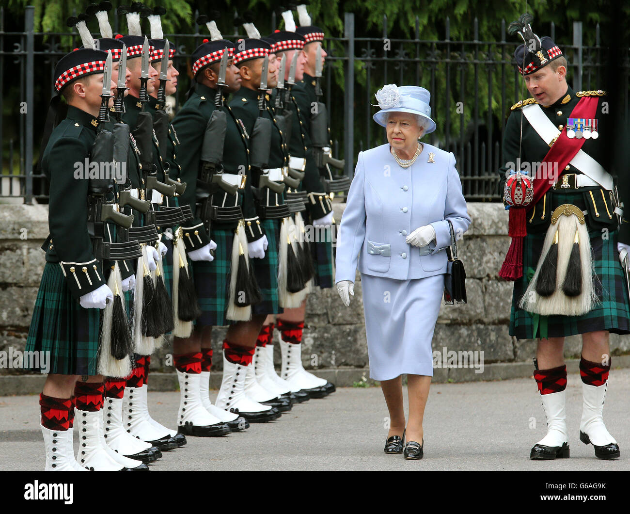 Queen Elizabeth II with Ballater Guard commanding officer Major Jules ...