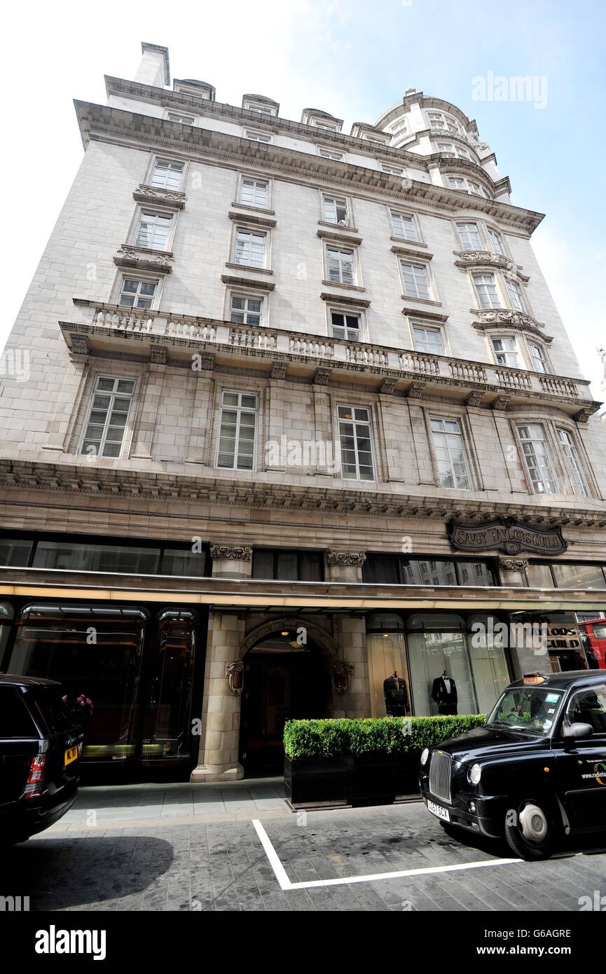 Located on 1st floor 2 savoy court hi-res stock photography and images ...