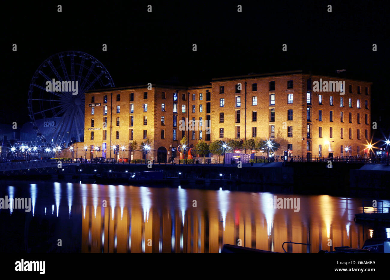 Liverpools albert dock at night hi-res stock photography and images - Alamy