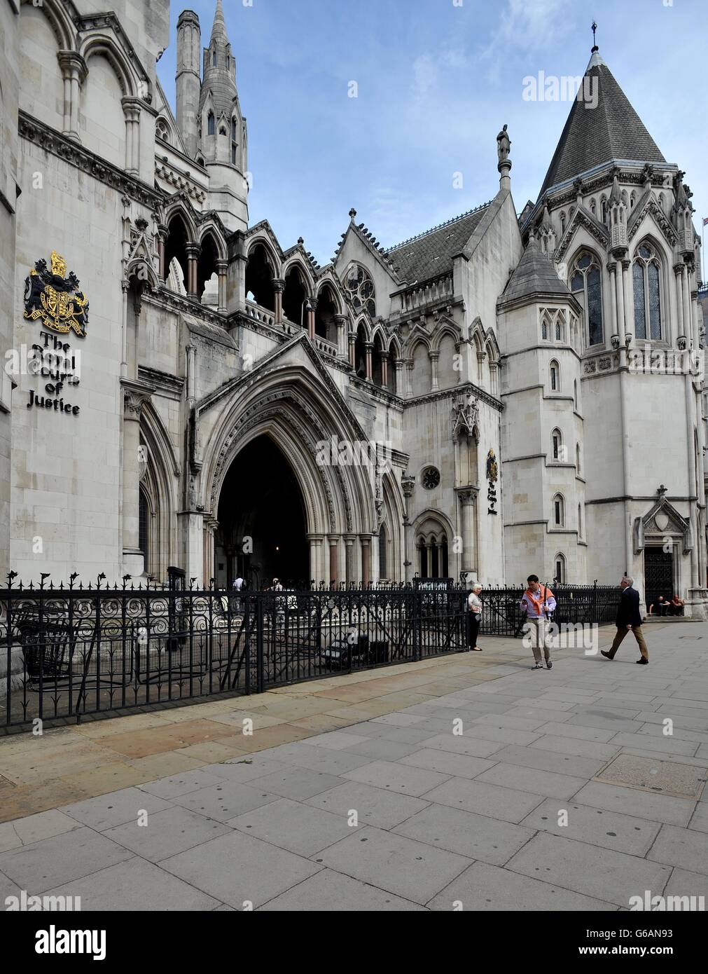 Royal courts of justice general view hi-res stock photography and ...