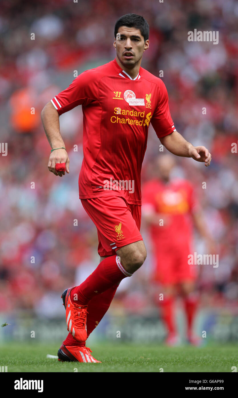 Steven gerrard and luis suarez hi-res stock photography and images - Alamy