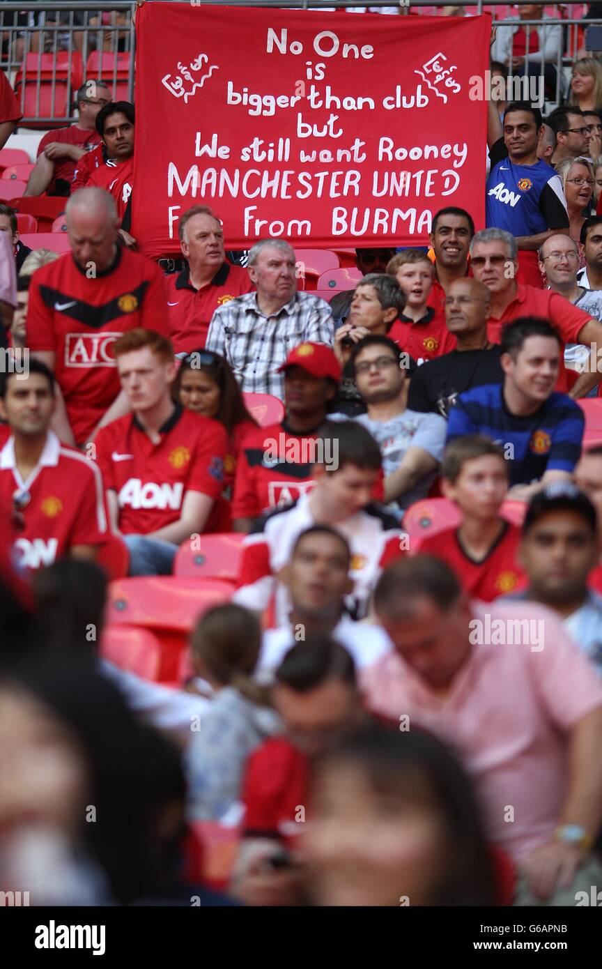 Manchester uniteds wayne rooney in the stands hi-res stock photography ...