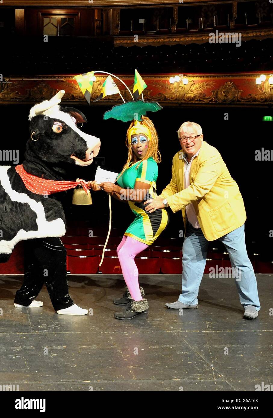 Puss in boots pantomime hi-res stock photography and images - Alamy