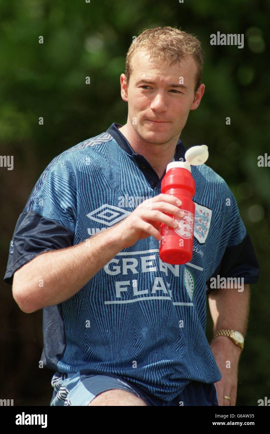 Alan shearer takes abreak from training today at bisham abbey hi-res ...