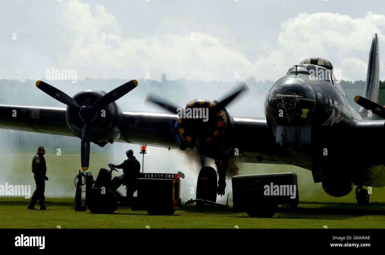 B 17 crew hi-res stock photography and images - Alamy