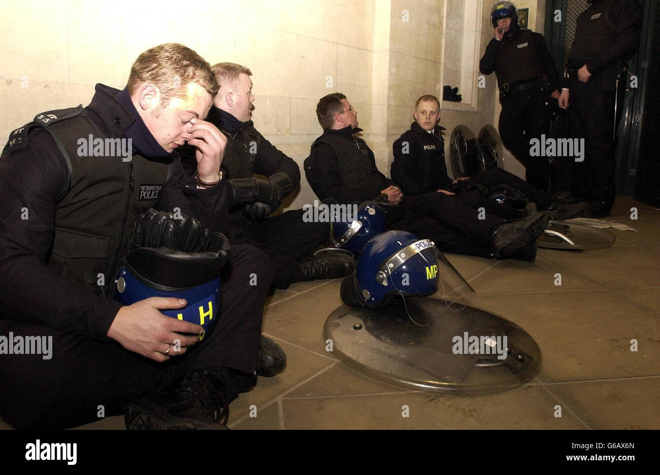 Riot police rest in trafalgar square hi-res stock photography and ...