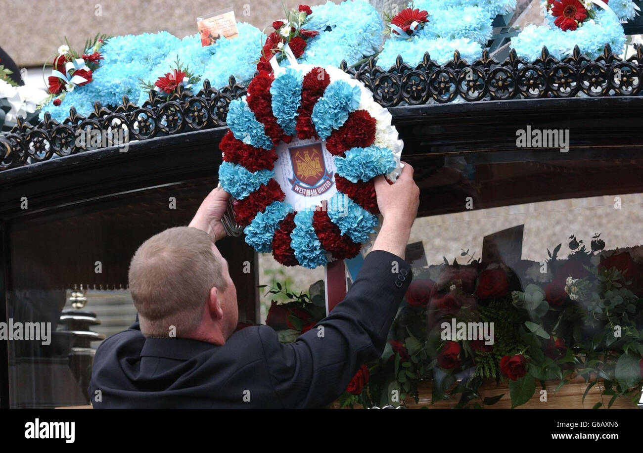 Funeral coffin wreath horse and carriage hi-res stock photography and ...
