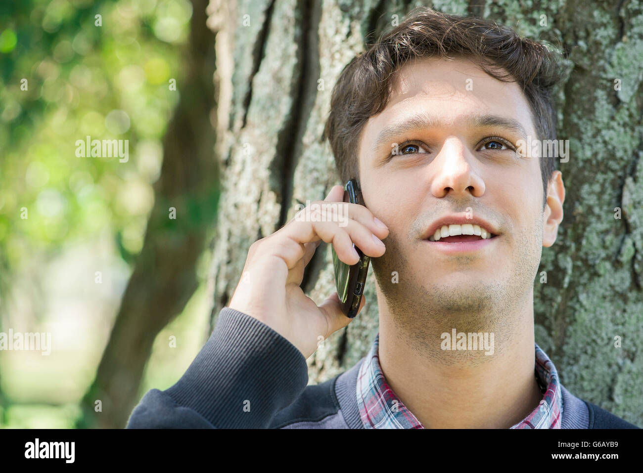 Man chatting on cell phone Stock Photo - Alamy
