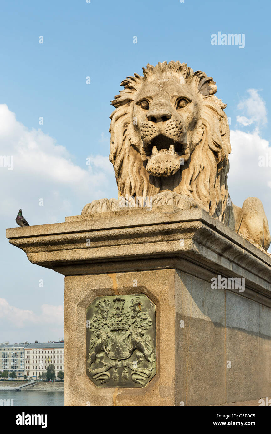 Chain statue pedestal hi-res stock photography and images - Alamy