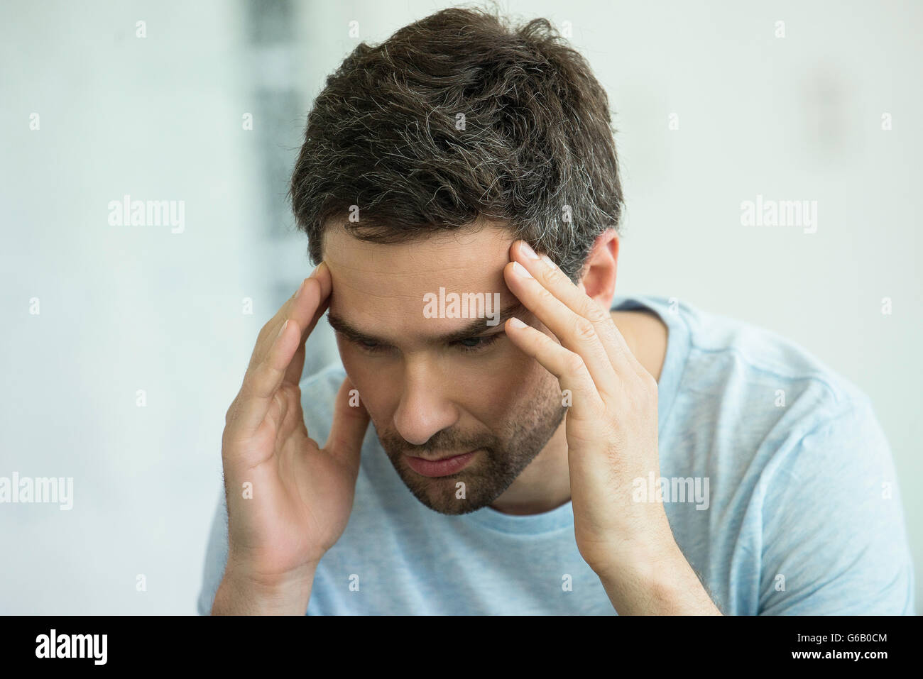 Man holding head Stock Photo - Alamy