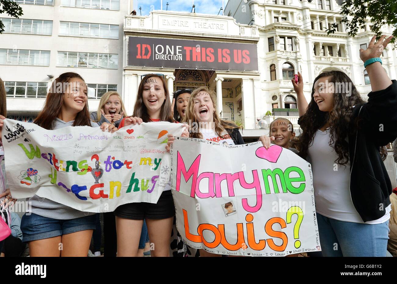 Girls out night hi-res stock photography and images - Alamy