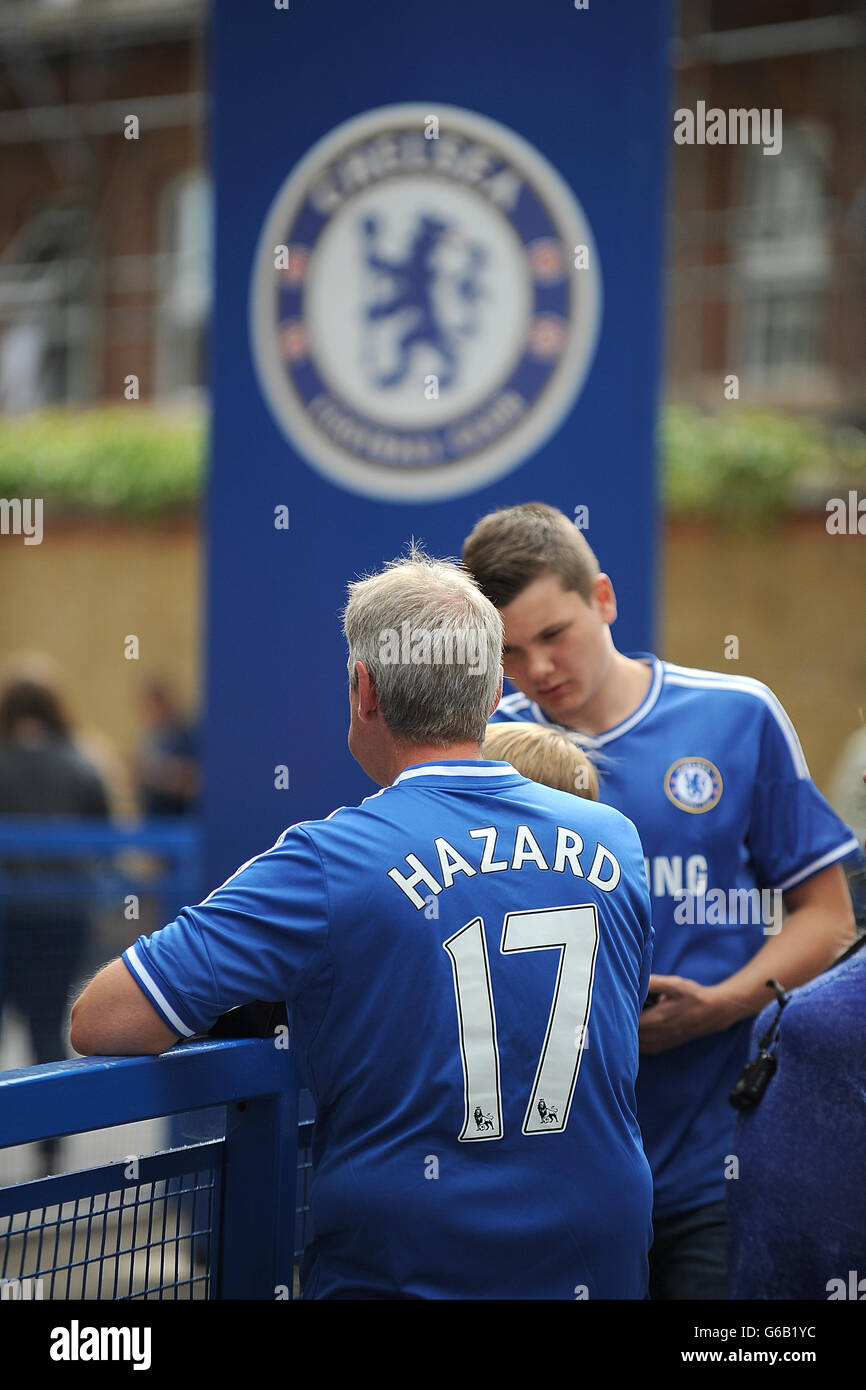 Eden hazard chelsea shirt hi-res stock photography and images - Alamy