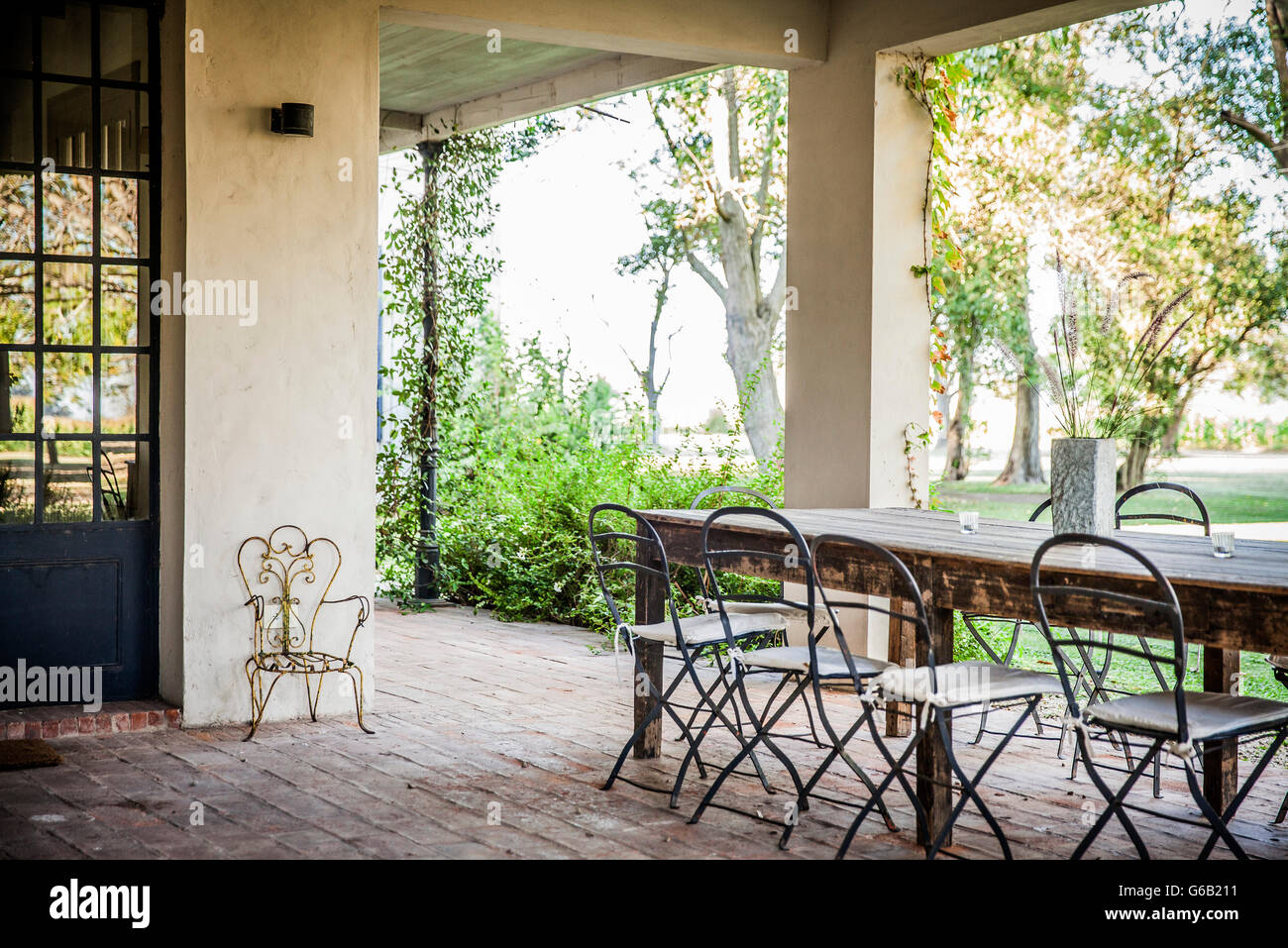 Flower arrangements on tables hi-res stock photography and images - Alamy