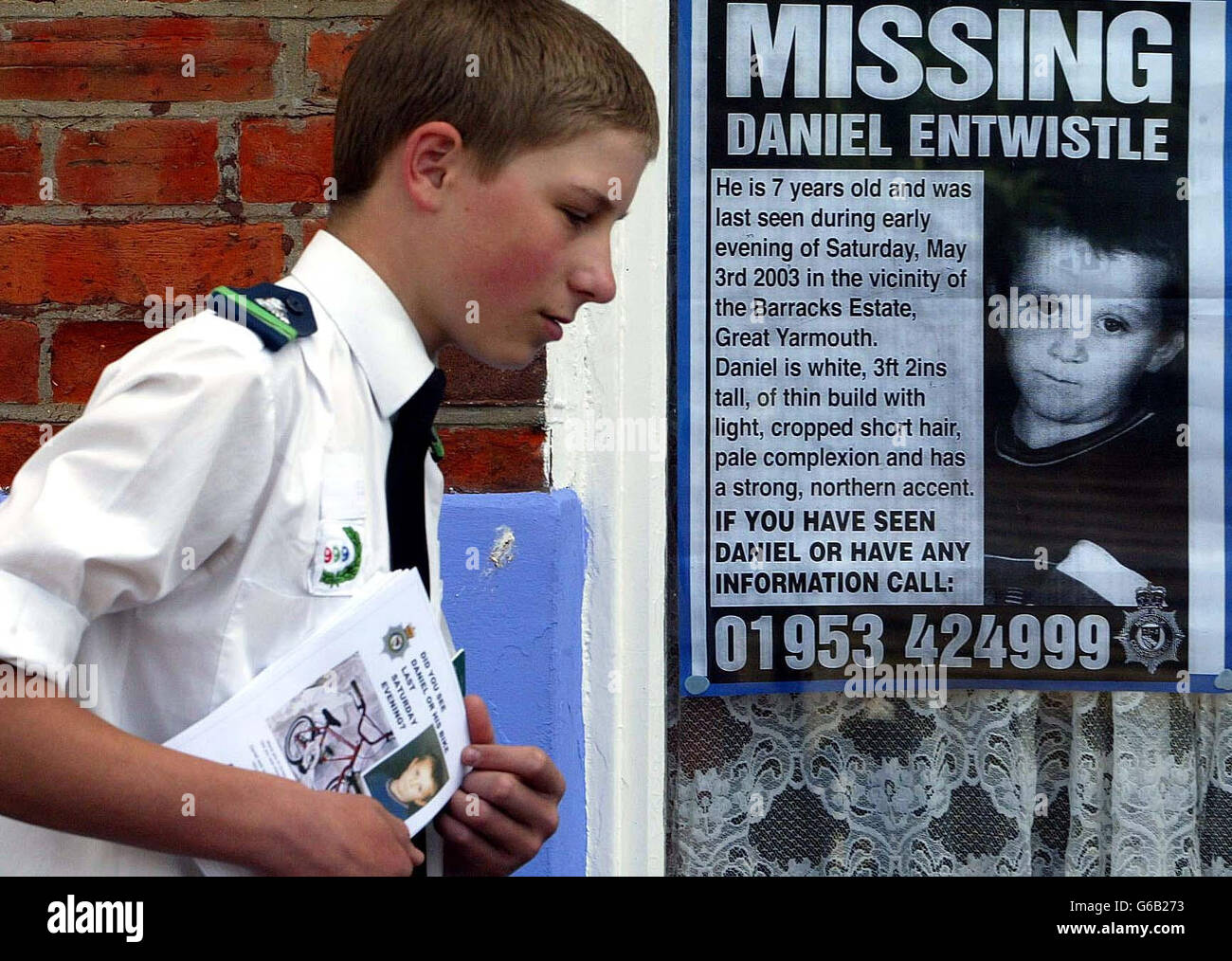 Children from the Young Citizens Guild helping police to distribute ...
