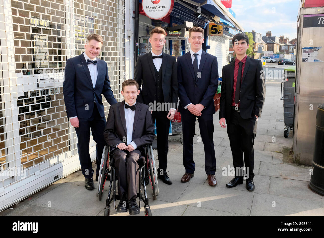 Sixth form students hi-res stock photography and images - Alamy