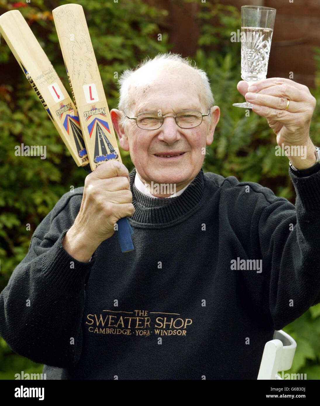 Bowling phil tufnell hi-res stock photography and images - Alamy