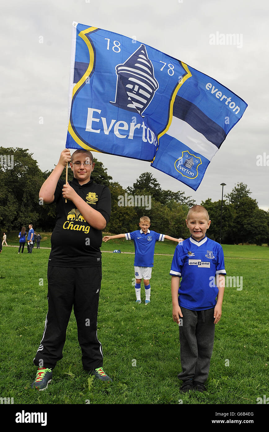 Everton fans flag hi-res stock photography and images - Alamy