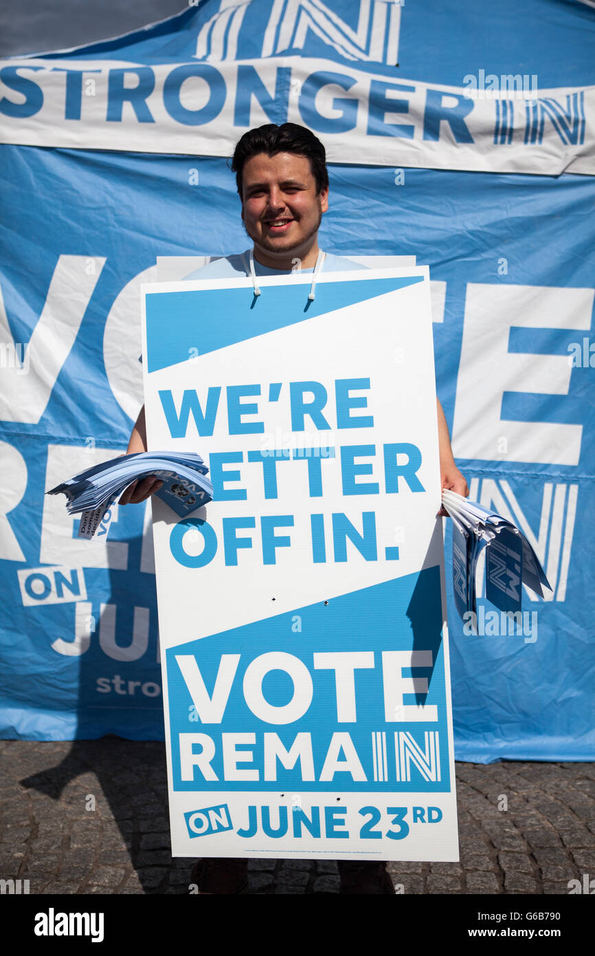 Labour conservative leaflets hi-res stock photography and images - Alamy