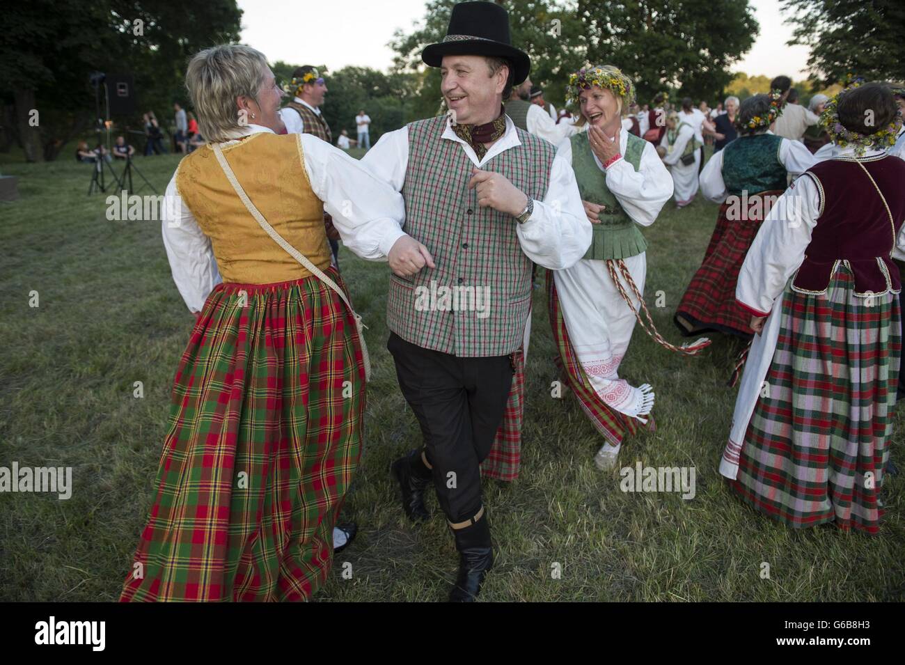 Kernave, Lithuania. 23rd June, 2016. People dance to celebrate ...
