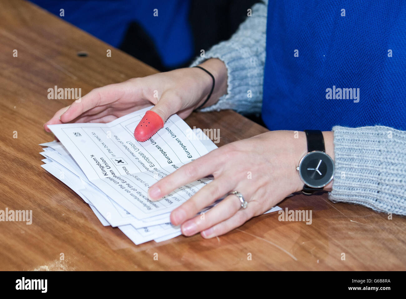 Counting ballot papers ireland hi-res stock photography and images - Alamy