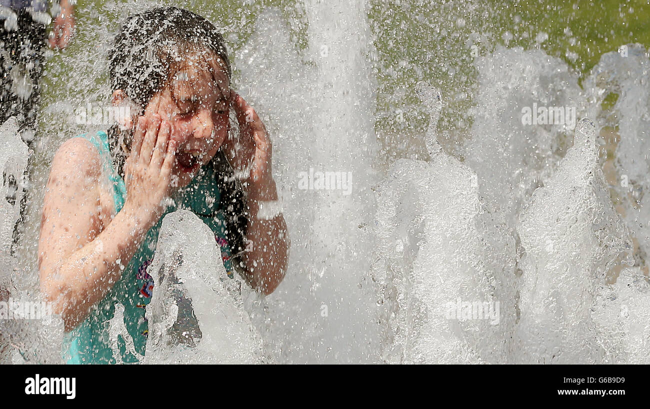 Cooling off in a fountain hi-res stock photography and images - Alamy