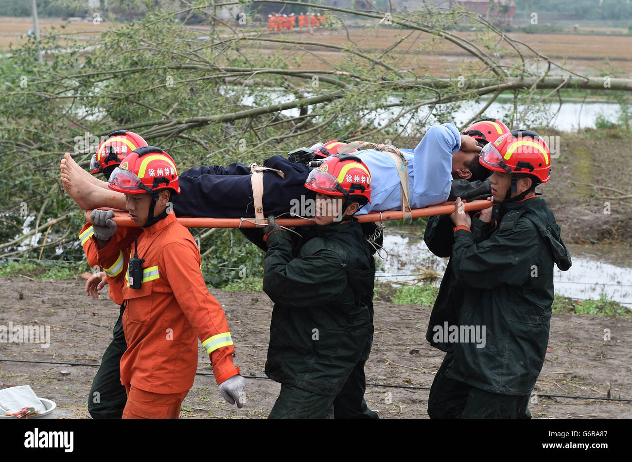 Carry person stretcher hi-res stock photography and images - Alamy