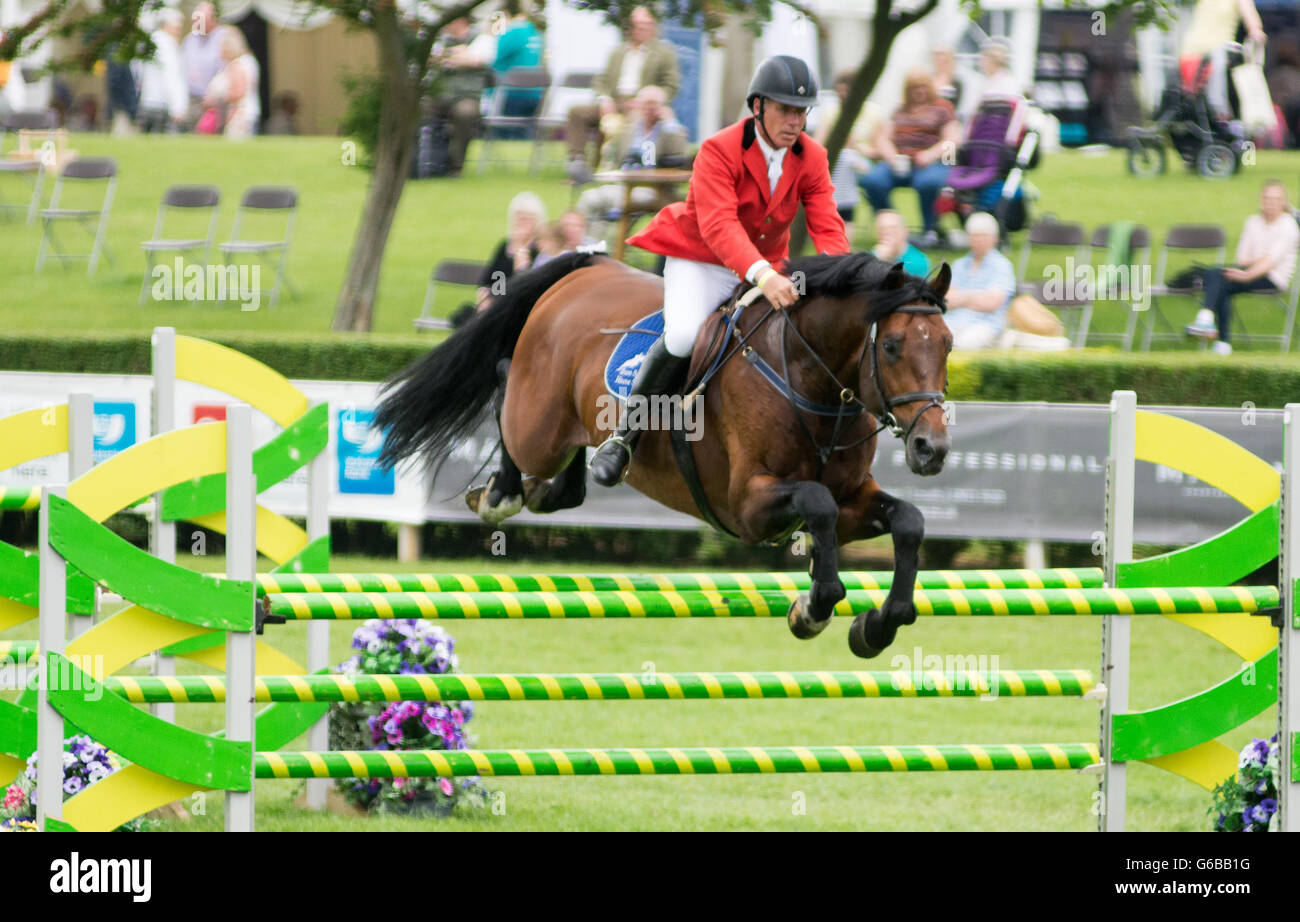 Lincolnshire, UK. 23rd June, 2016. Showers, Dancing JCB Diggers, Horse ...