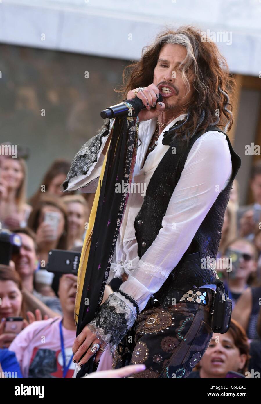 Steven tyler on stage hi-res stock photography and images - Alamy