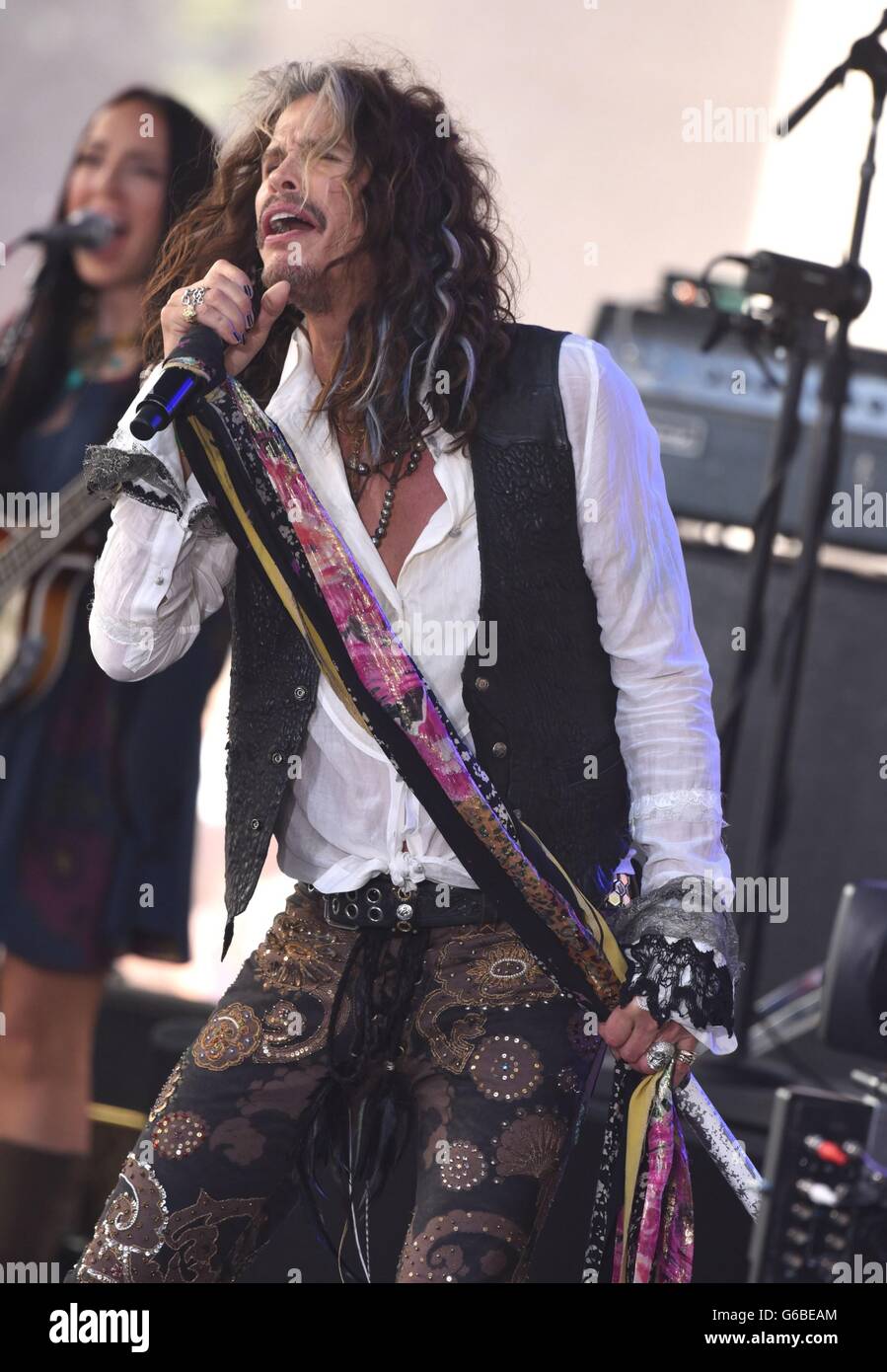 Steven tyler on stage hi-res stock photography and images - Alamy