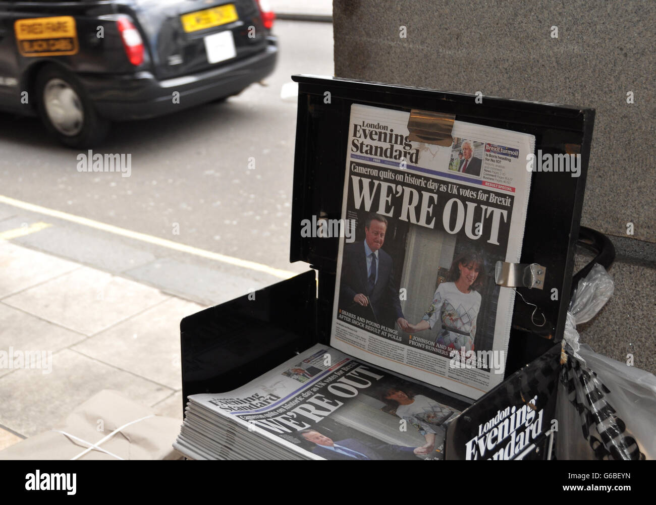 Evening standard london newspaper headlines hi-res stock photography ...