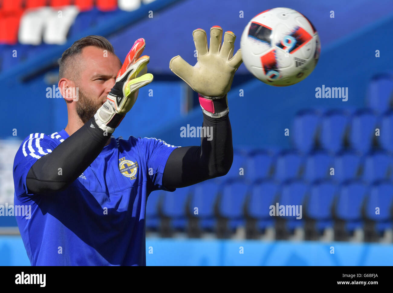 Goalkeeper alan mannus hi-res stock photography and images - Alamy