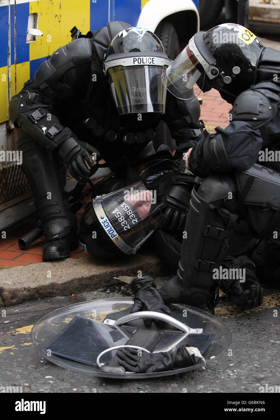 Police clash with loyalist protestors Stock Photo - Alamy