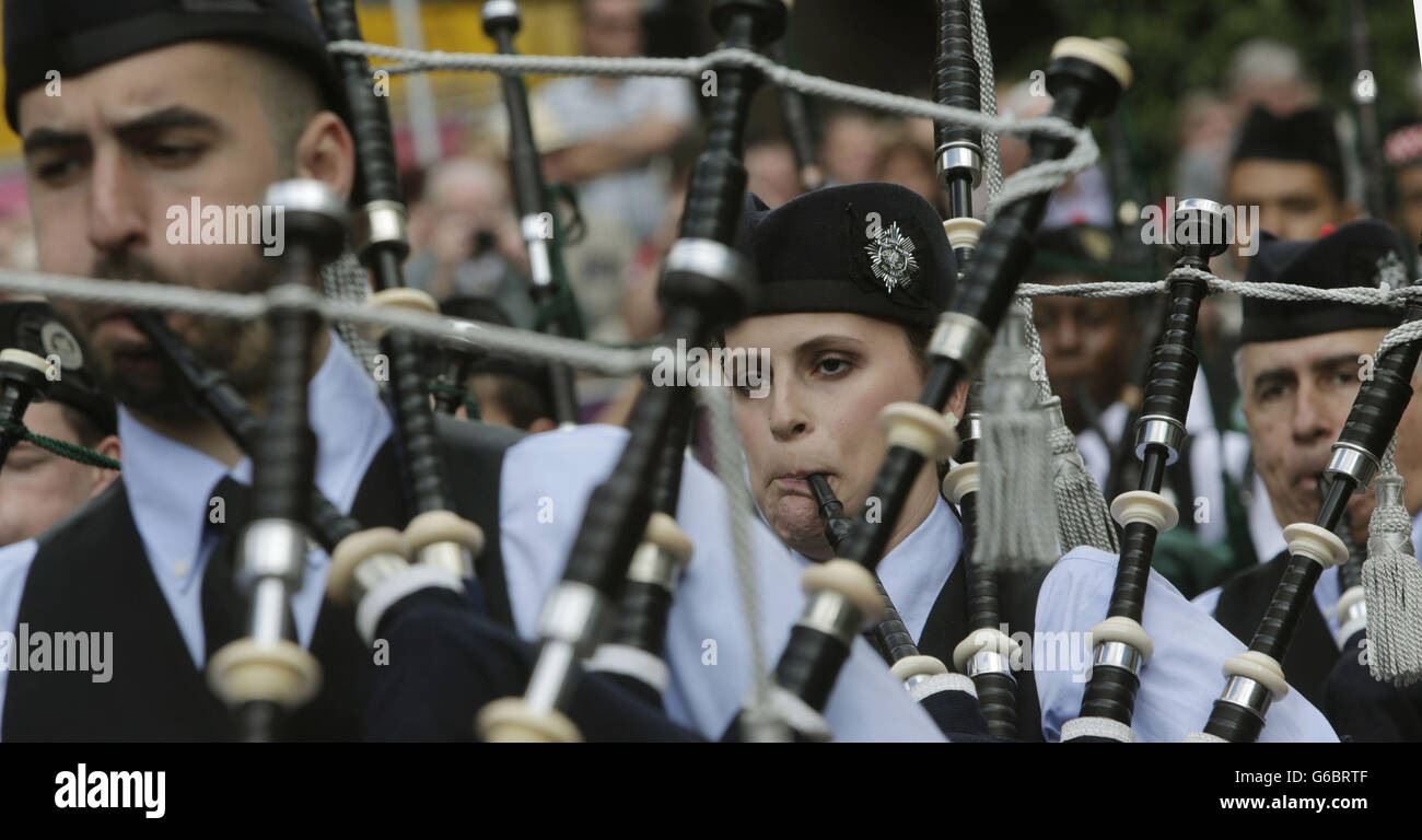 Pipe bands march through Glasgow ahead of the World Pipe Band ...