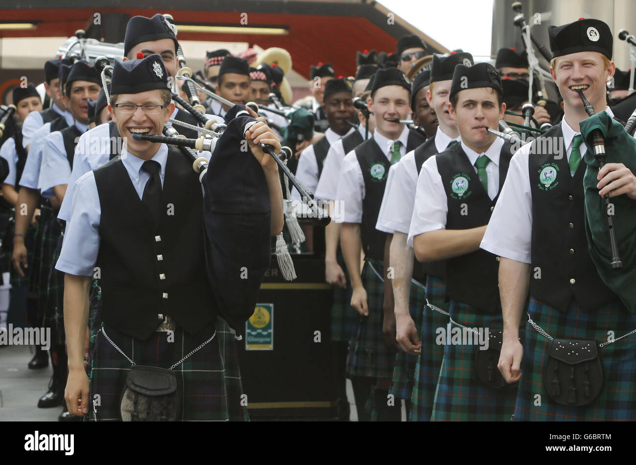 Pipe bands march through Glasgow ahead of the World Pipe Band ...