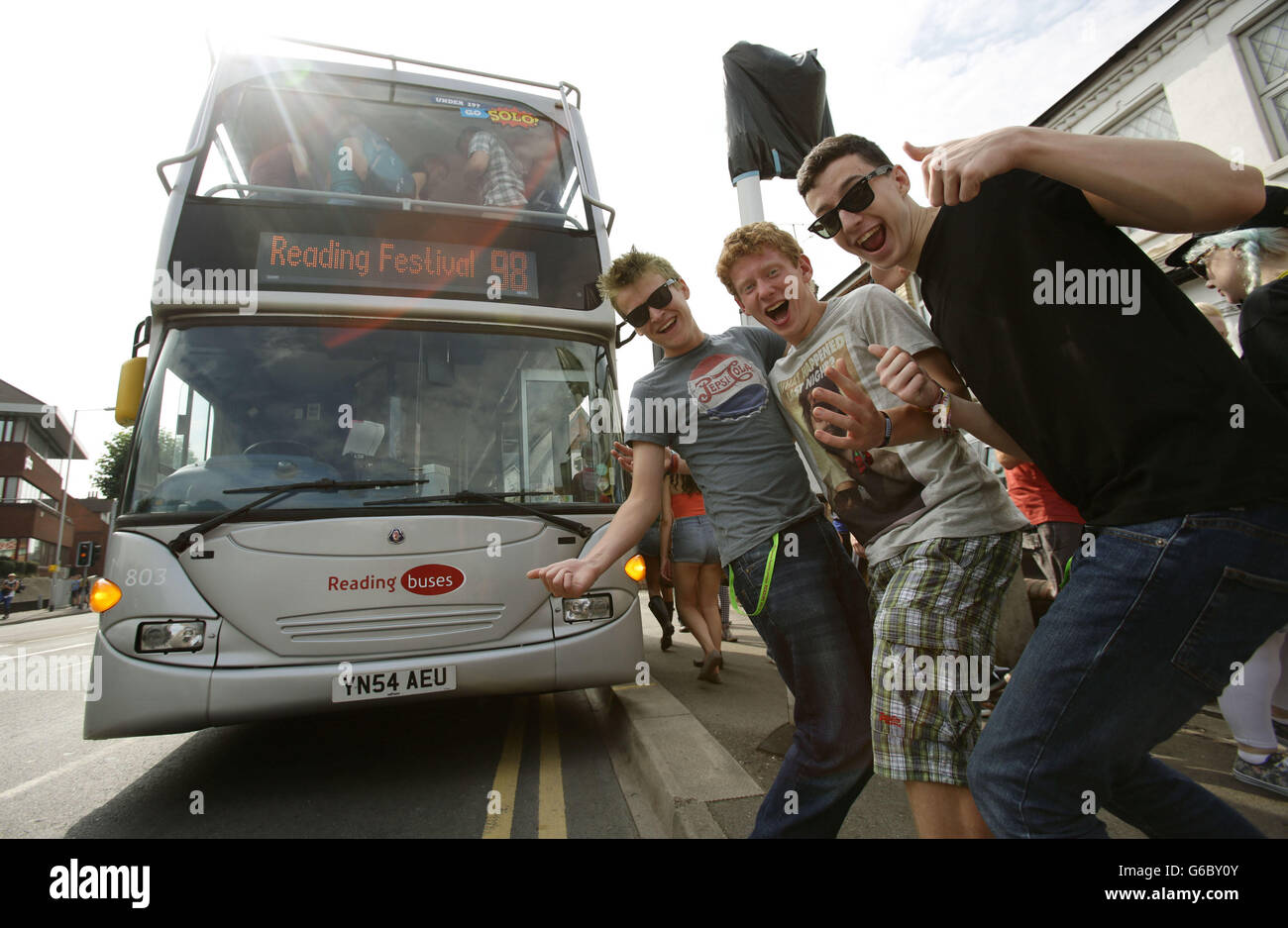 Festival goers arriving day one reading festival hi-res stock ...