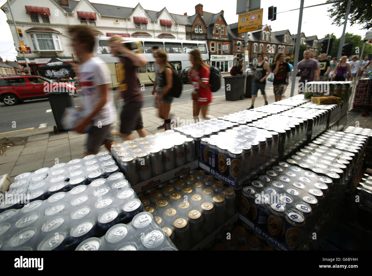 Festival goers walking past a beer stall en route to the Reading ...