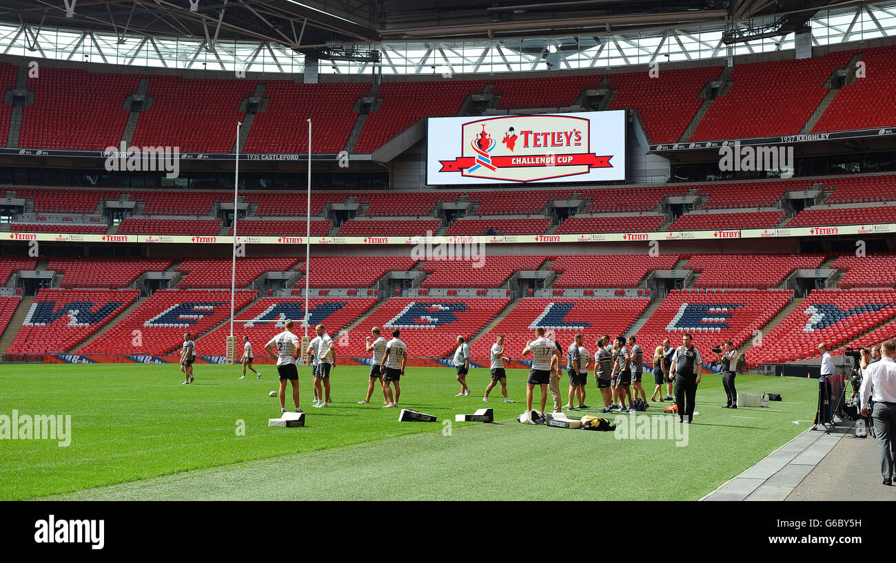Rugby League - Tetleys Challenge Cup Final - Teams Walkabout - Wembley ...