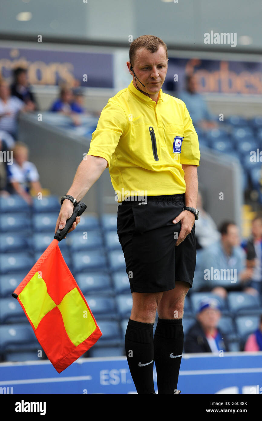 Referee signals corner hi-res stock photography and images - Alamy