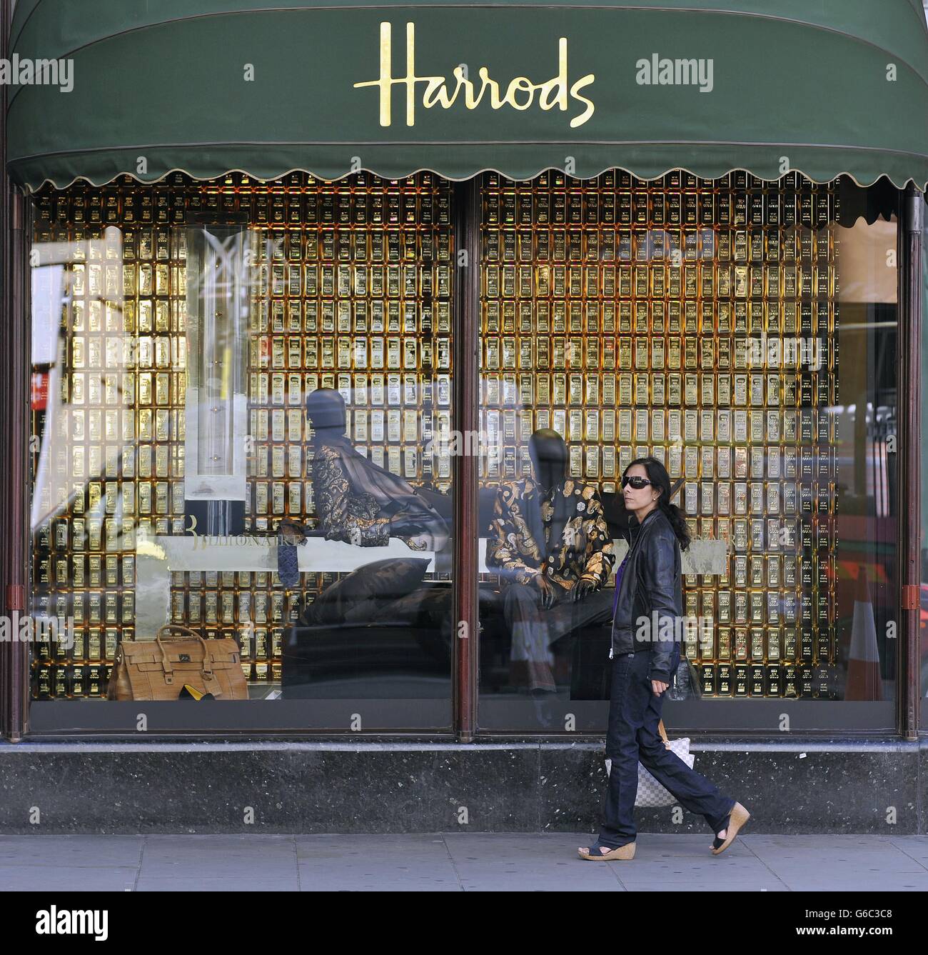 Harrods department store in central london hi-res stock photography and ...