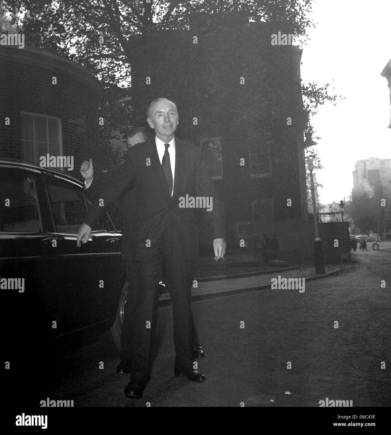 Lord home smiles arrives no 10 downing street hi-res stock photography ...
