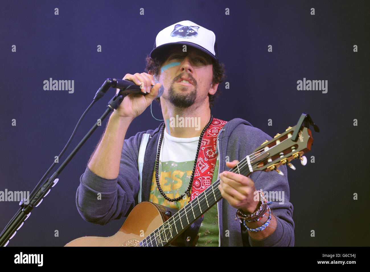 Jason mraz performing on stage hi-res stock photography and images - Alamy